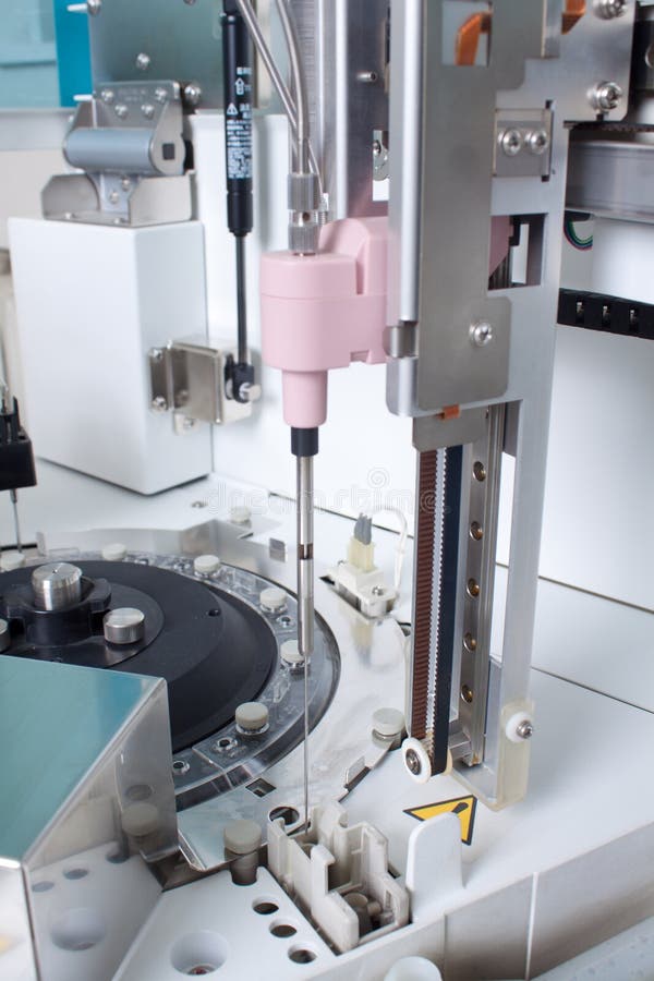 Laboratorium Dat Apparatuur Analyseert Stock Foto - Image of wetenschap ...