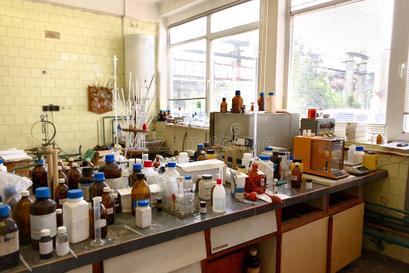 Oud Laboratorium Met Heel Wat Flessen Stock Foto - Image of chemie ...