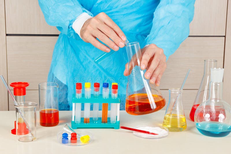 De Laboratoriummedewerker Dient Rubberhandschoenen in Die Chemische ...