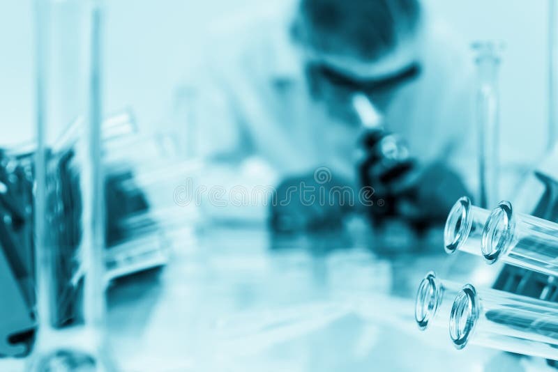 Laboratoriummedewerker in Het Laboratorium Stock Afbeelding - Image of ...