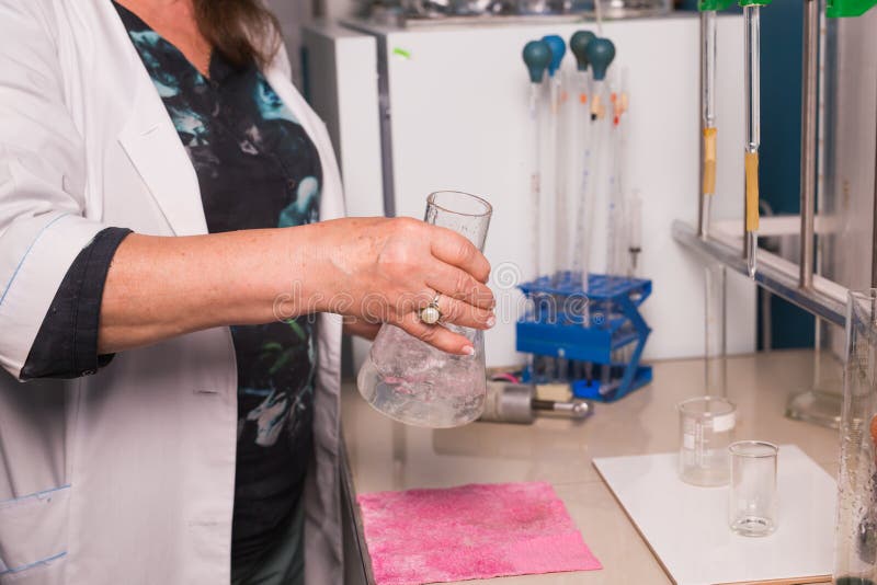 Analyse Chemische Samenstelling In Laboratorium Stock Afbeelding ...