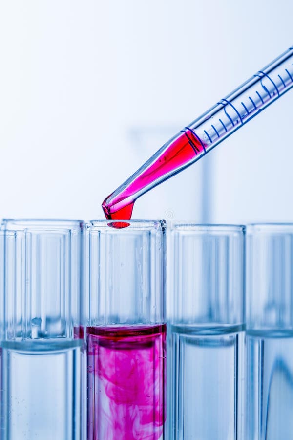 Laborglaswaren Im Labor in Der Chemie Stockbild - Bild von kasten ...