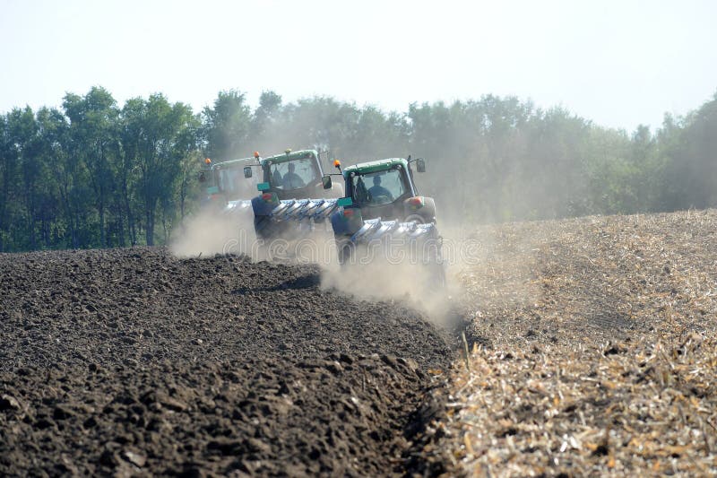 Labourage de tracteurs photo stock. Image du matériel - 38564998