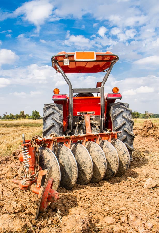 Labourage du tracteur photo stock. Image of bleu, matériel - 36305210