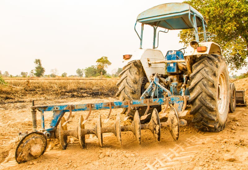 Labourage du tracteur photo stock. Image of bleu, matériel - 36305210