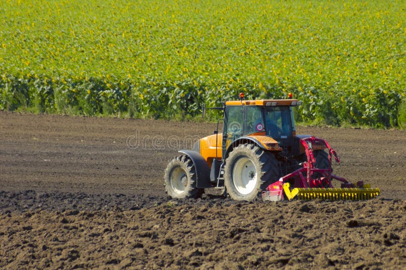 Labranza imagen de archivo. Imagen de granjero, agricultura - 2840745