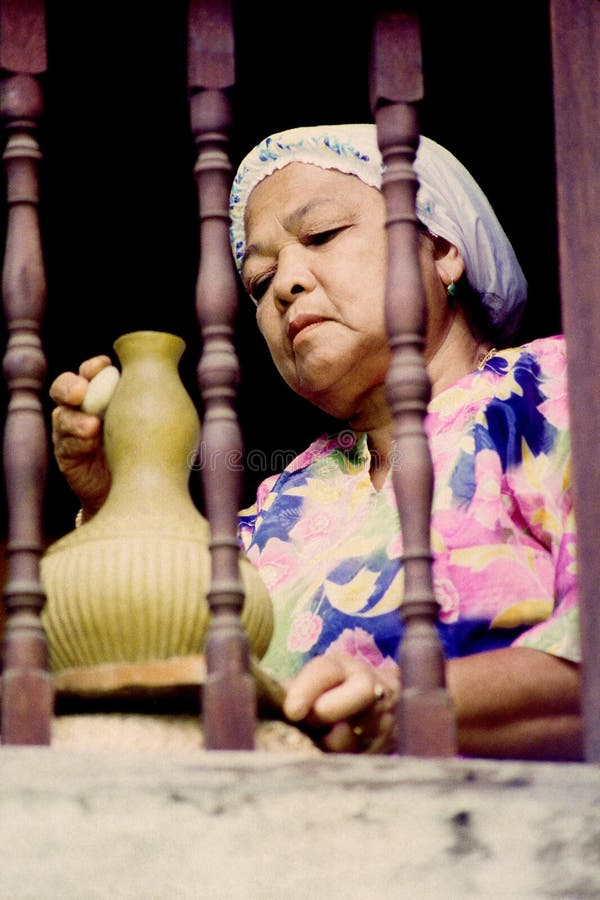 Labu Sayong craftwoman editorial stock image. Image of drinking - 26766414