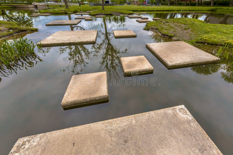 Stapstenen in water stock afbeelding. Image of sprong - 50528065