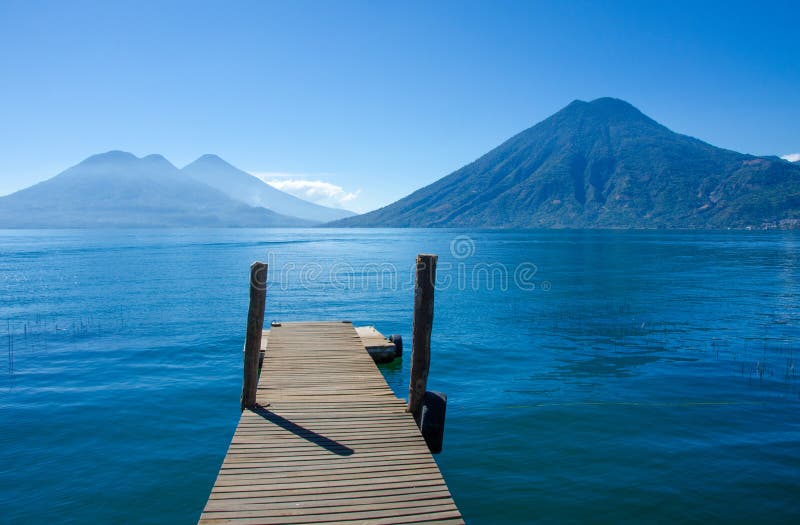 Lac Atitlan Guatemala - Pilier Photo stock - Image du célèbre, bleu ...