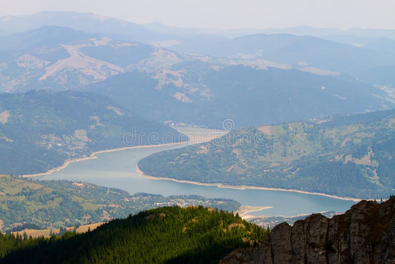 Lac Bicaz, Montagnes De Ceahlau Image stock - Image du europe, crête ...