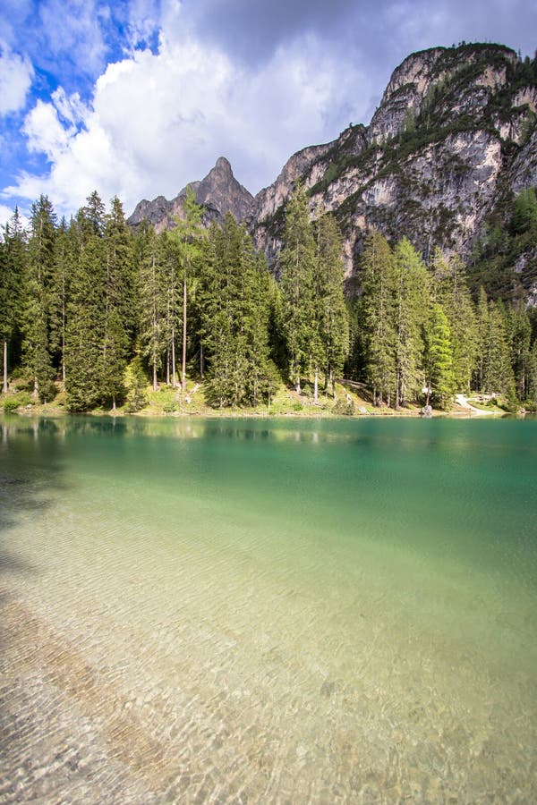 Lac Braies En Dolomites, Italie Photo stock - Image du endroit, été ...