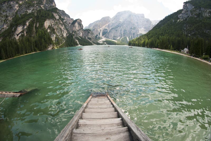 Lac Braies, Italie photo stock. Image du dolomites, desktop - 16443018