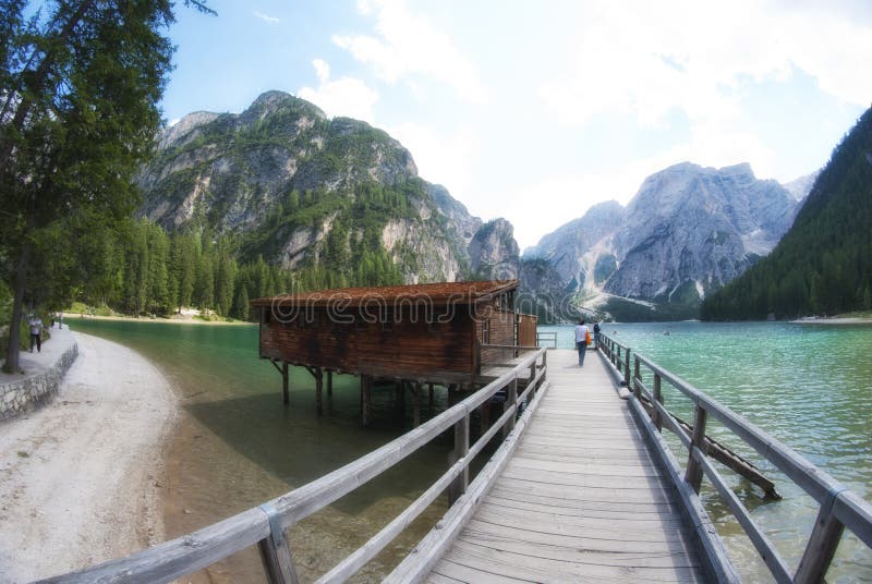 Lac Braies, Italie photo stock. Image du dolomites, desktop - 16443018