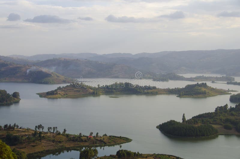 Lac Bunyonyi en Ouganda image stock. Image du ouganda - 2769789
