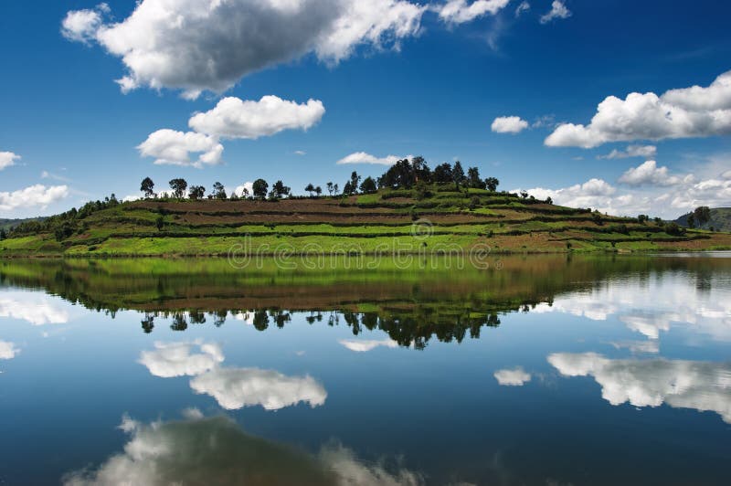 Lac Bunyonyi en Ouganda image stock. Image du bleu, nature - 2769789