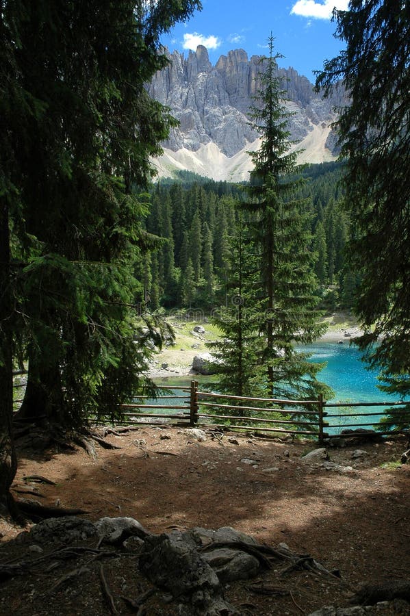 Lac Carezza Dans Les Dolomites Ou Lago Di Carezza, Vue Aérienne Dans ...