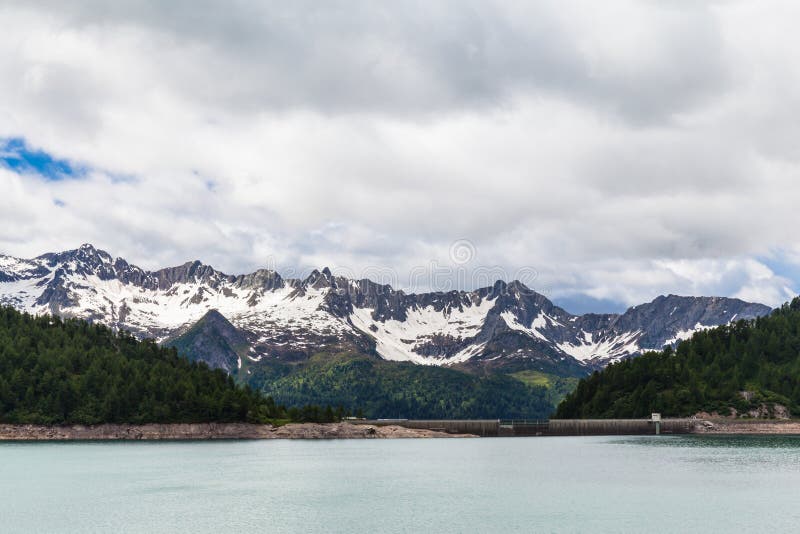 Lac De Ritom Et Le Barrage Dans Tessin, Suisse Image stock - Image du ...