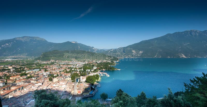 Lac Garda panoramique image stock. Image du dolomites - 20227433