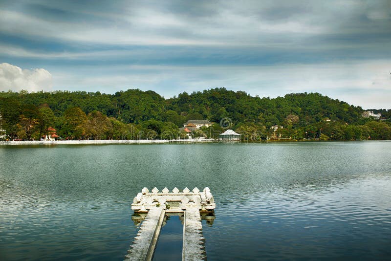 Lac Kandy Près à Sri Dalada Maligawa, Kandy, Sri Lanka Image stock ...