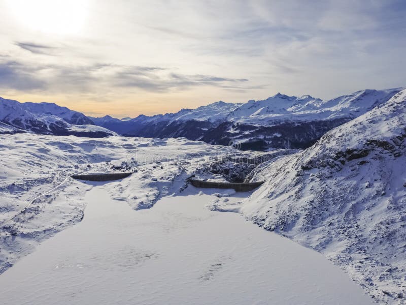 Lac Montespluga Et Son Barrage En Hiver Photo stock - Image du ...