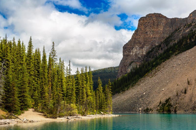 Lac moraine banff photo stock. Image du bleu, nature - 259834512