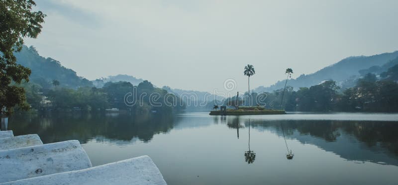 Lac Sri Lanka kandy photo stock. Image du ville, temple - 134762814