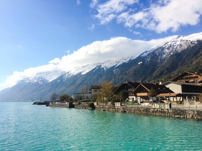 Lac Suisse Brienz photo stock. Image du projectile, ville - 70492666