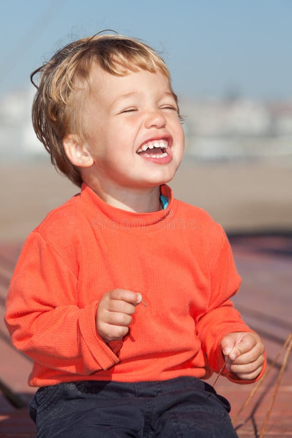 Lachend kind stock afbeelding. Image of buiten, jongen - 24805389