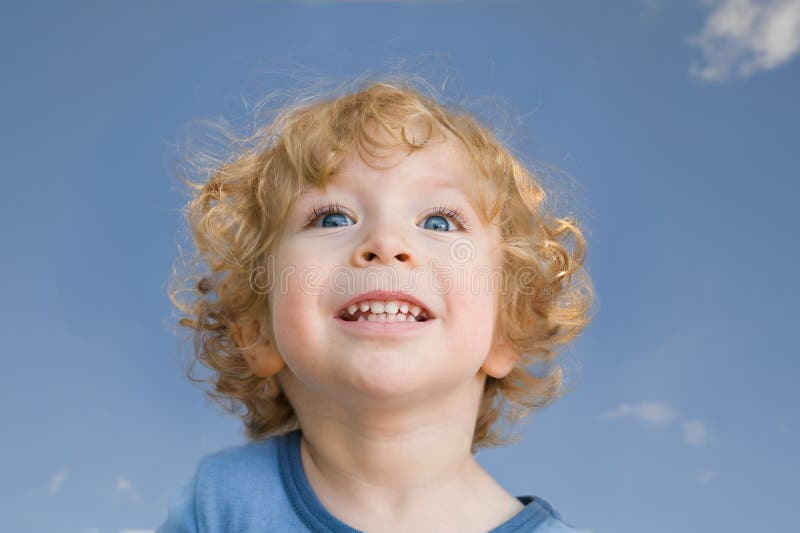Lachend Kind Tegen Blauwe Hemelclose-up Stock Foto - Image of kind ...
