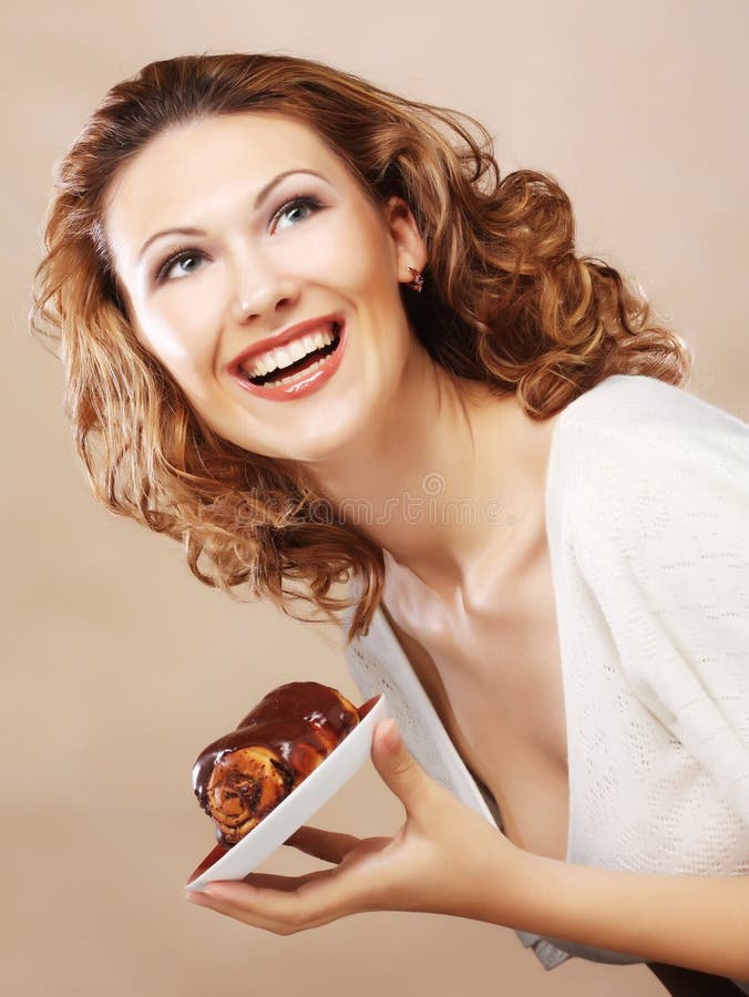 Lachende Frau mit Kuchen stockbild. Bild von lebensstil - 27578995 Lachende Frau mit Kuchen stockbild. Bild von lebensstil - 27578995
