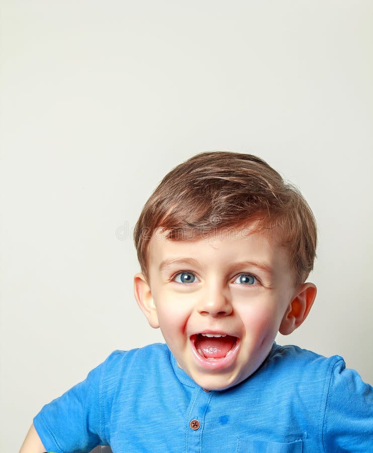 Verbaasd kind stock foto. Image of leuk, geluk, kind - 38081344