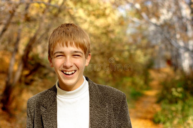 Lachender Jugendlicher stockfoto. Bild von lachen, gesicht - 3744524