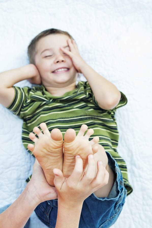 Lachender Junge, Der Den Fuß Gekitzelt Niederlegt Stockfoto - Bild von ...