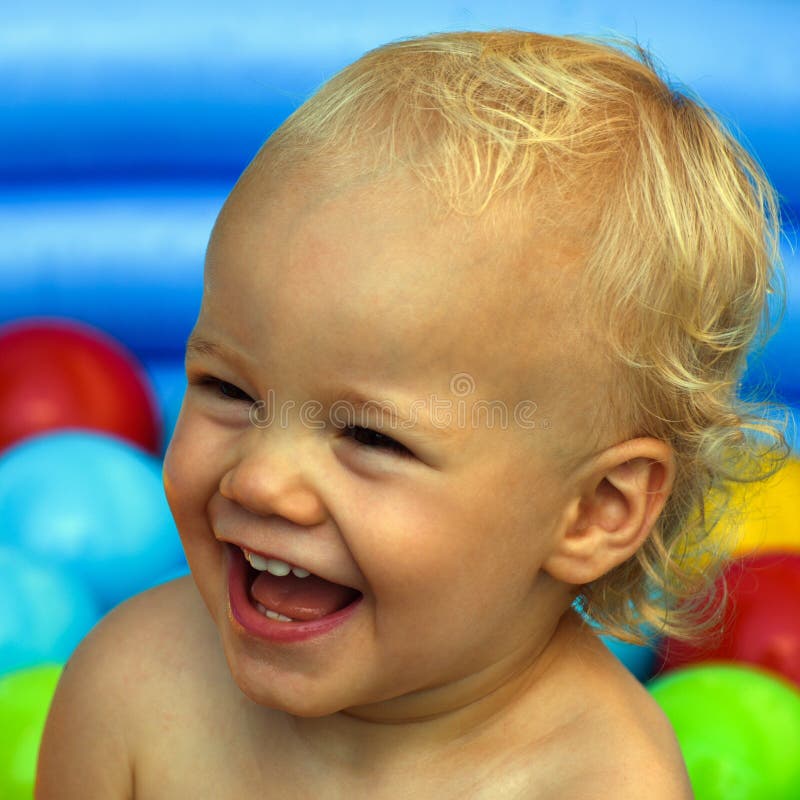 Lachendes Kind stockfoto. Bild von kind, lachen, bunt - 60324180