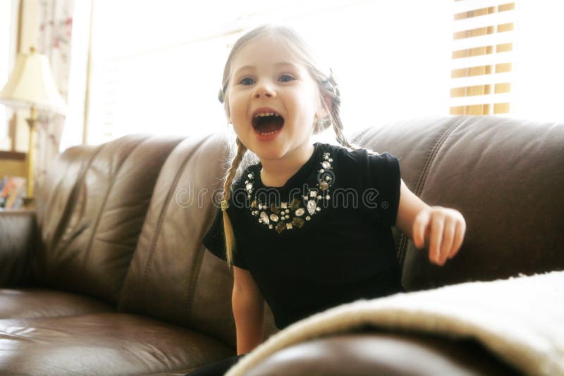 Lachendes Kind auf Sofa stockbild. Bild von spielerisch - 13531631