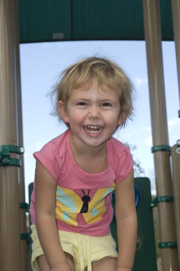 Lachendes kleines Kind stockfoto. Bild von freundlich - 6991742