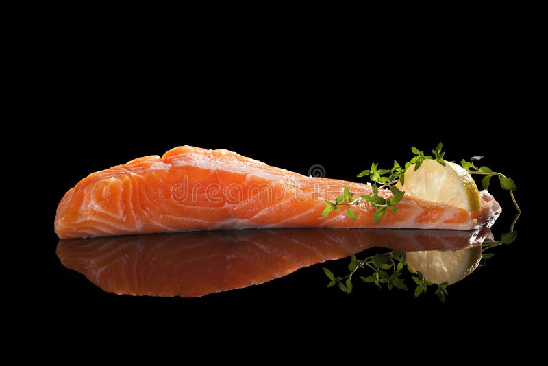 Lachssteak auf Schwarzem. stockbild. Bild von kräuter - 33916187