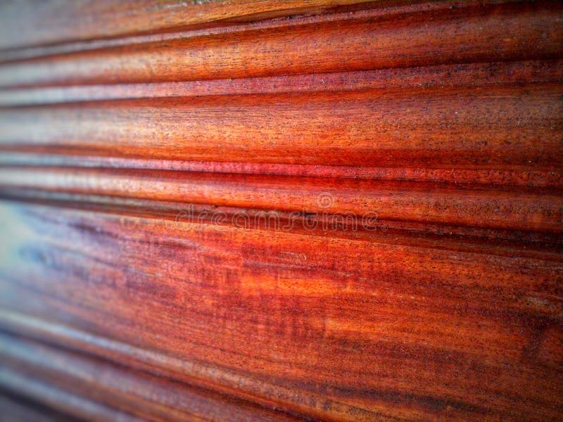 Lackiertes Rotes Holz Mit Einigen Details Geschnitzt Stockfoto - Bild ...