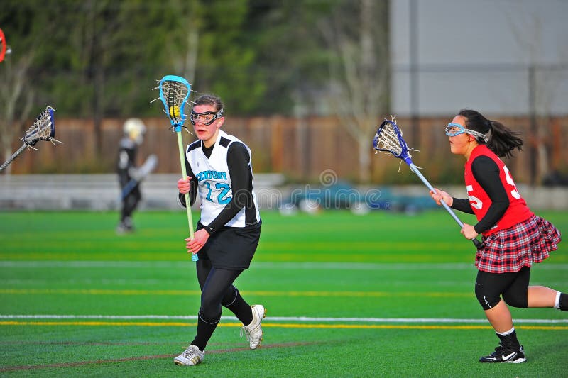Lacrosse De Las Muchachas Que Saca La Bola Con Pala Foto editorial ...