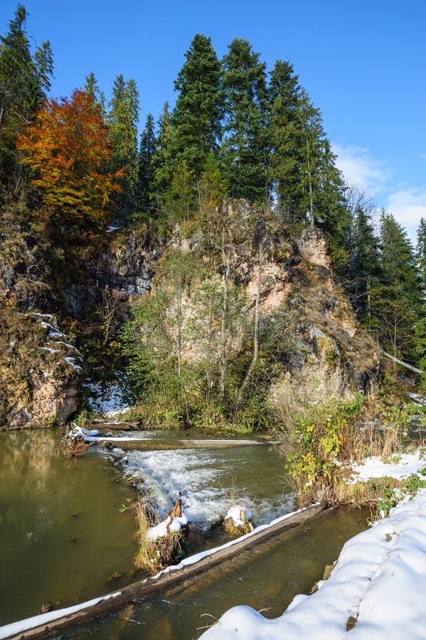 Lacul Rosu Der Rote See, Ost-Karpaten Stockfoto - Bild von hügel, baum ...