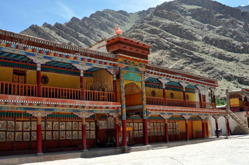 Edificio Tradicional Tibetano Y Plaza De Monasterio De Hemis En Leh ...