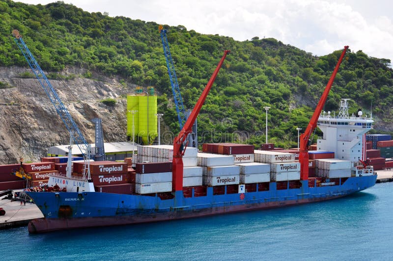 Lastfartyget Seglar Till Och Med Kanalen Av Porten Av Santos I En Dimma ...