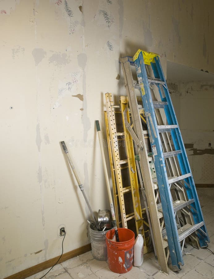 Ladders En Scafold Tegen Muur Tijdens Vernieuwing Stock Afbeelding ...