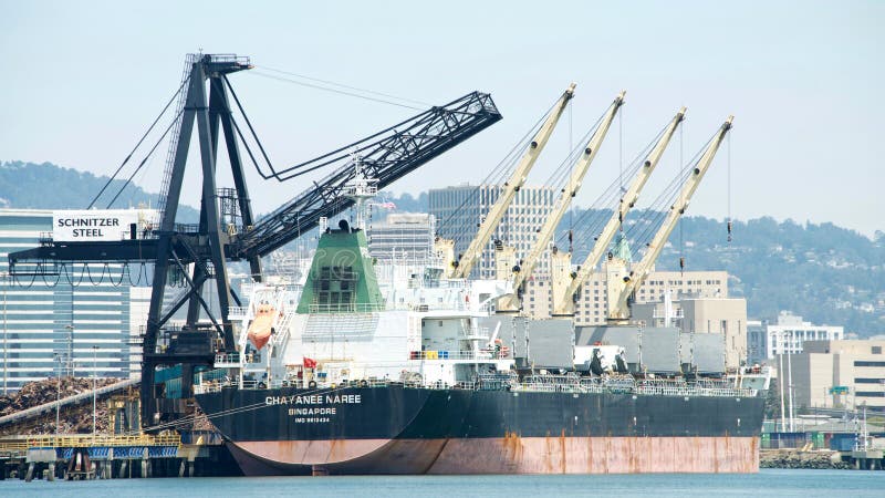 Laden Des Bulkladungs-Schiffs CHAYANEE NAREE am Hafen Von Oakland ...