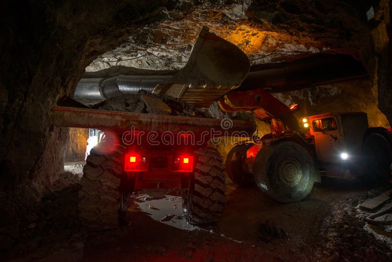 Laden-LKW mit Golderz stockbild. Bild von sicherheit - 74520829