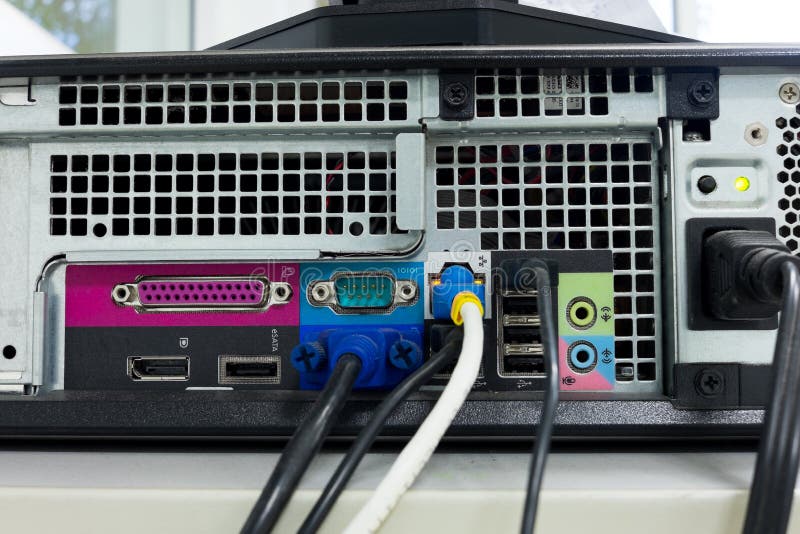 La Parte Posterior De Una Computadora De Escritorio Con La Placa Madre ...