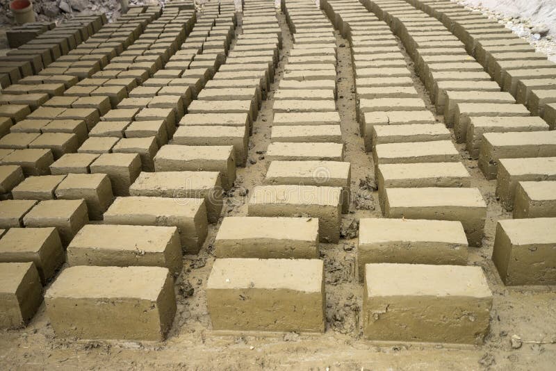 Ladrillos de Adobe foto de archivo. Imagen de molde, handmade - 83240800