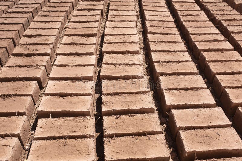 Ladrillos Adobe Hechos De Barro En Andes Peruanos. Foto de archivo ...