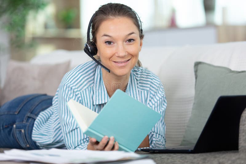 Assistantbrowsing Stock Photos - Free & Royalty-Free Stock Photos from ...