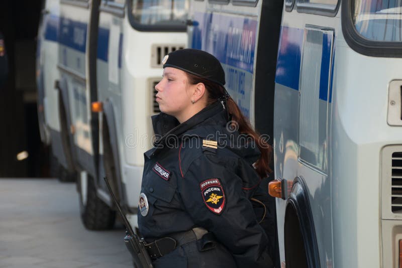 Lady-policeman at the bus, editorial photo. Image of outdoor - 100532761